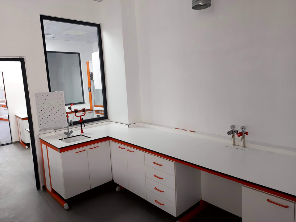 C-Frame Bench Systems - Monolab Laboratory Systems